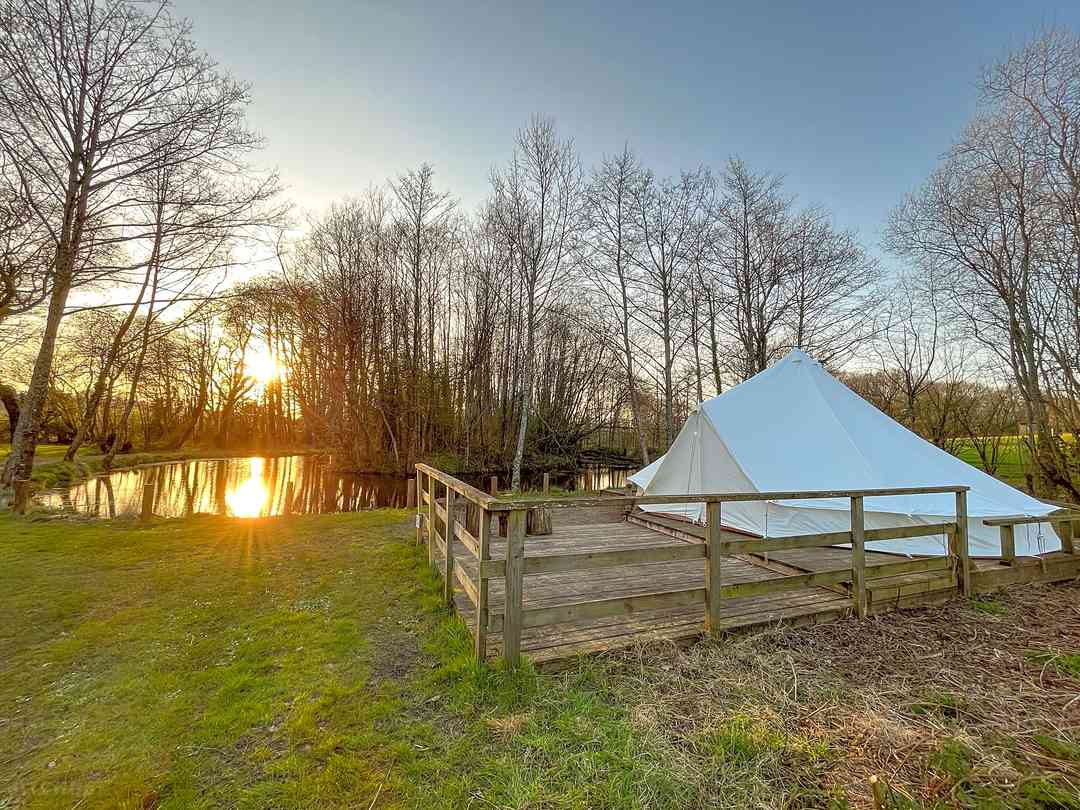 Riverside Lakes, Wimborne, Dorset - Updated 2026 prices | Pitchup.com