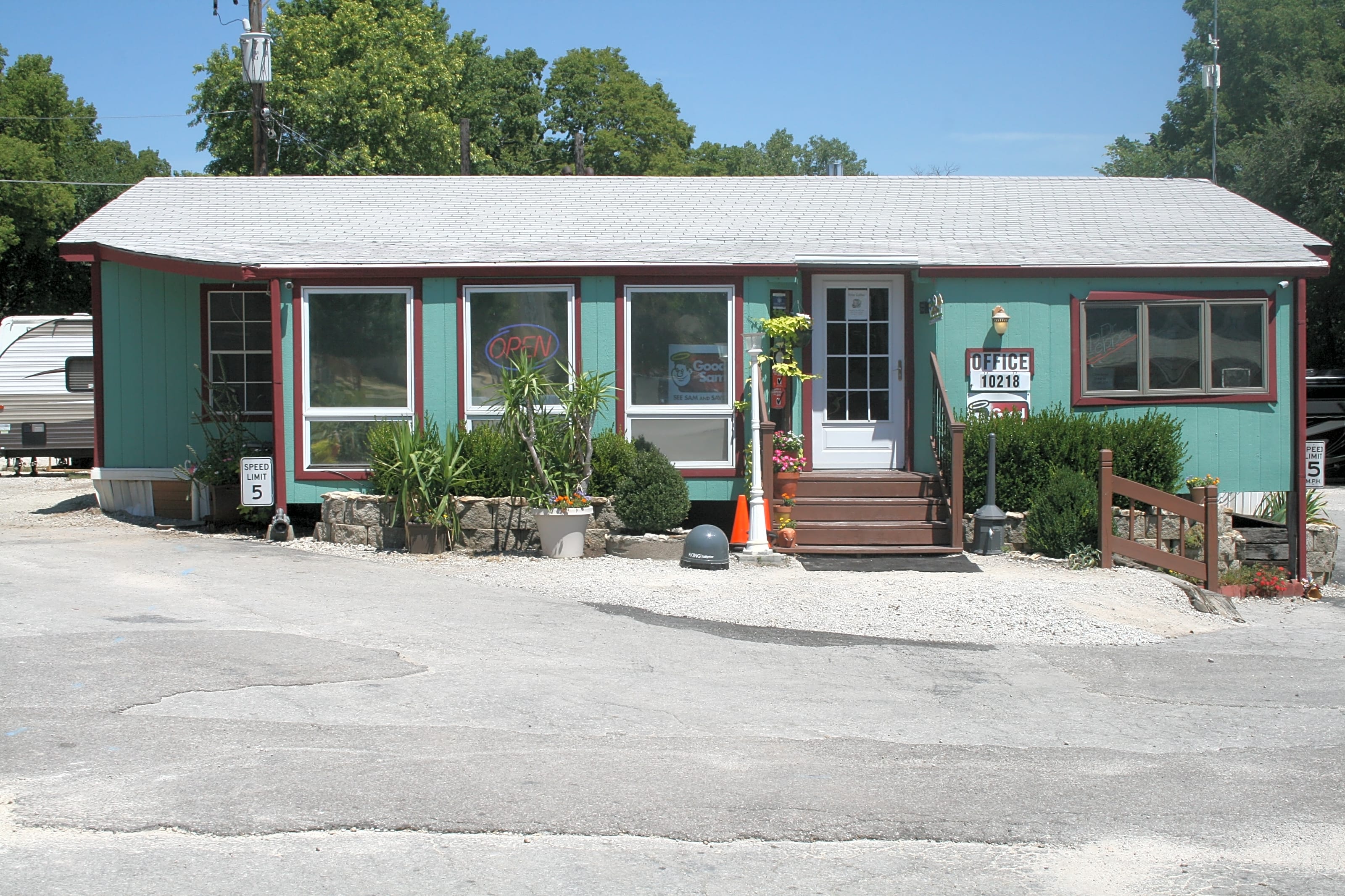 Walnut Grove RV Park, Merriam, Kansas | Pitchup.com