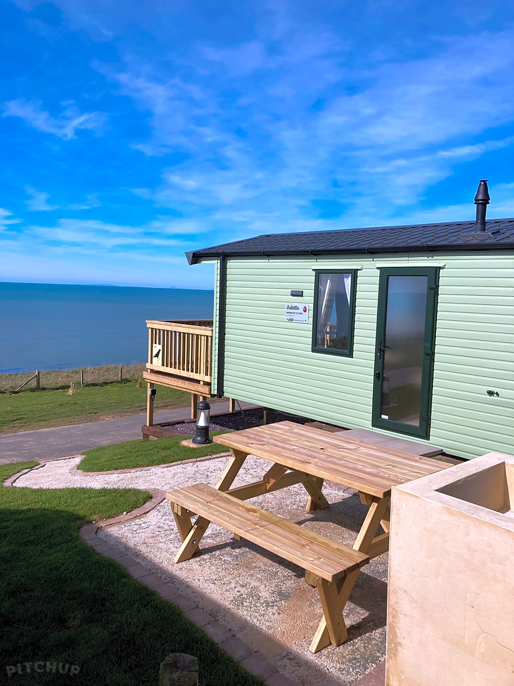 Caravan Holiday Parks & Static Caravan Sites from £9/nt | Pitchup.com